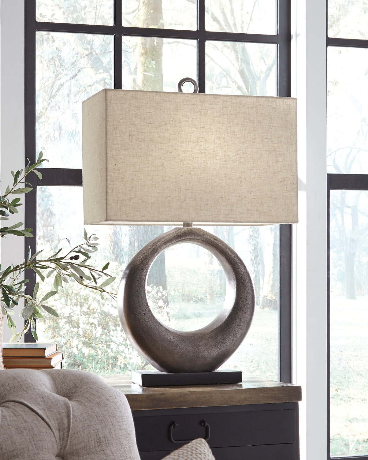 Saria Metal Table Lamp (1/CN) – Clayton Furniture Inc.